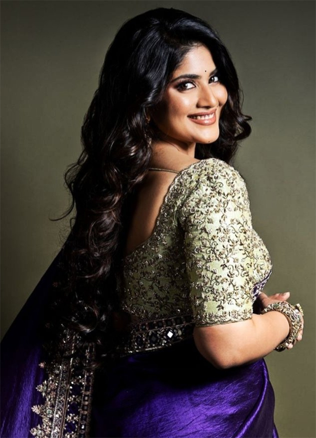 నీలి రంగు చీరలో అదరగొడుతున్న హీరోయిన్ మేఘ ఆకాష్ (ఫొటోలు) | Actress Megha Akash Stunning And Hot ...